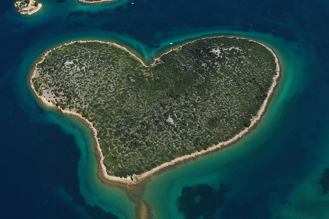 Heart-Shaped Islands | João Cajuda – Travel Blog